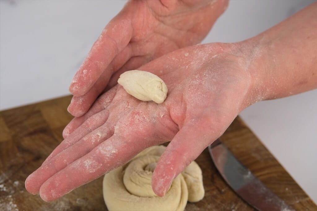 Maakroun bil Toum: Lebanese Pasta with Garlic Toum Sauce